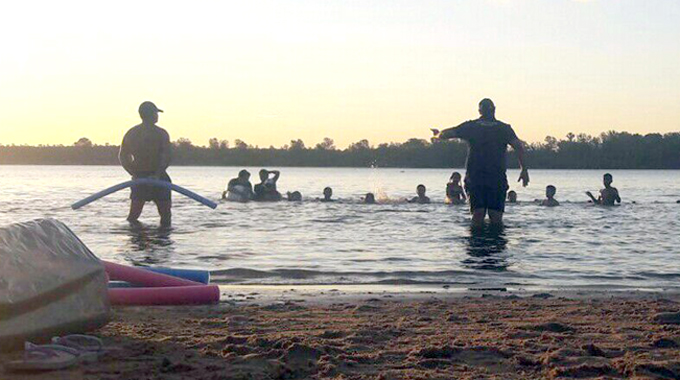 Clases de natación también en el río – Diario El Telégrafo