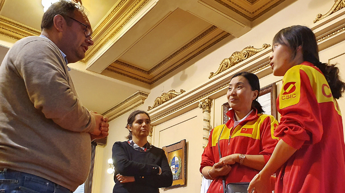 Llegó Xie Hongyan y se reunió con el intendente – Diario El Telégrafo