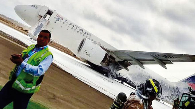 Accidente en el aeropuerto de Lima: dos muertos al impactar avión de Latam contra camión de ...