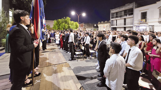 Multitudinaria ceremonia de graduación en el Liceo 1 – Diario El Telégrafo