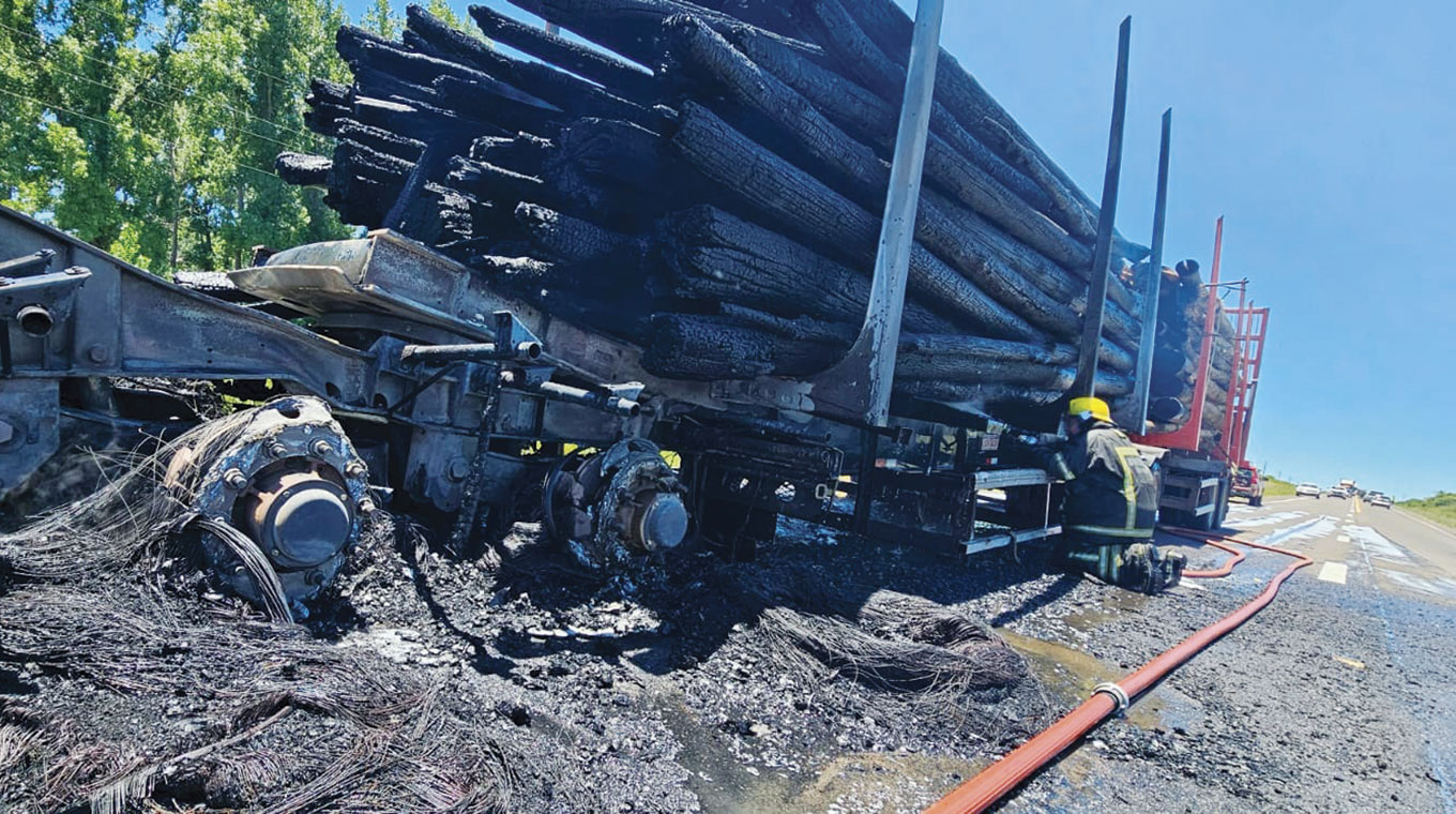 Incendio en ruta 26 afectó remolque de tritren cargado de rolos de ...